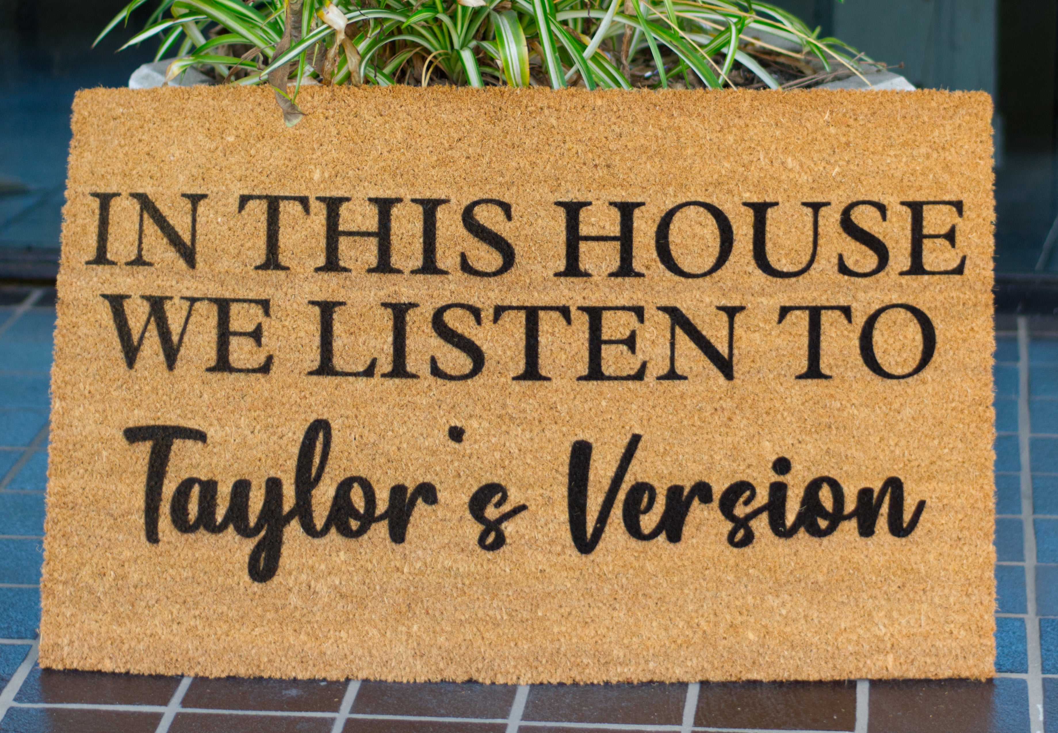 In this house we listen to Taylors Version | Taylor Swift doormat ...